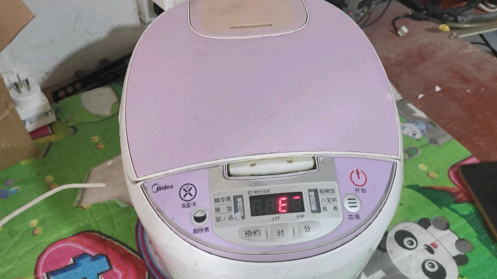 电饭锅出现E1的故障,用户自己换了一个锅底传感器,故障就是上盖传感...