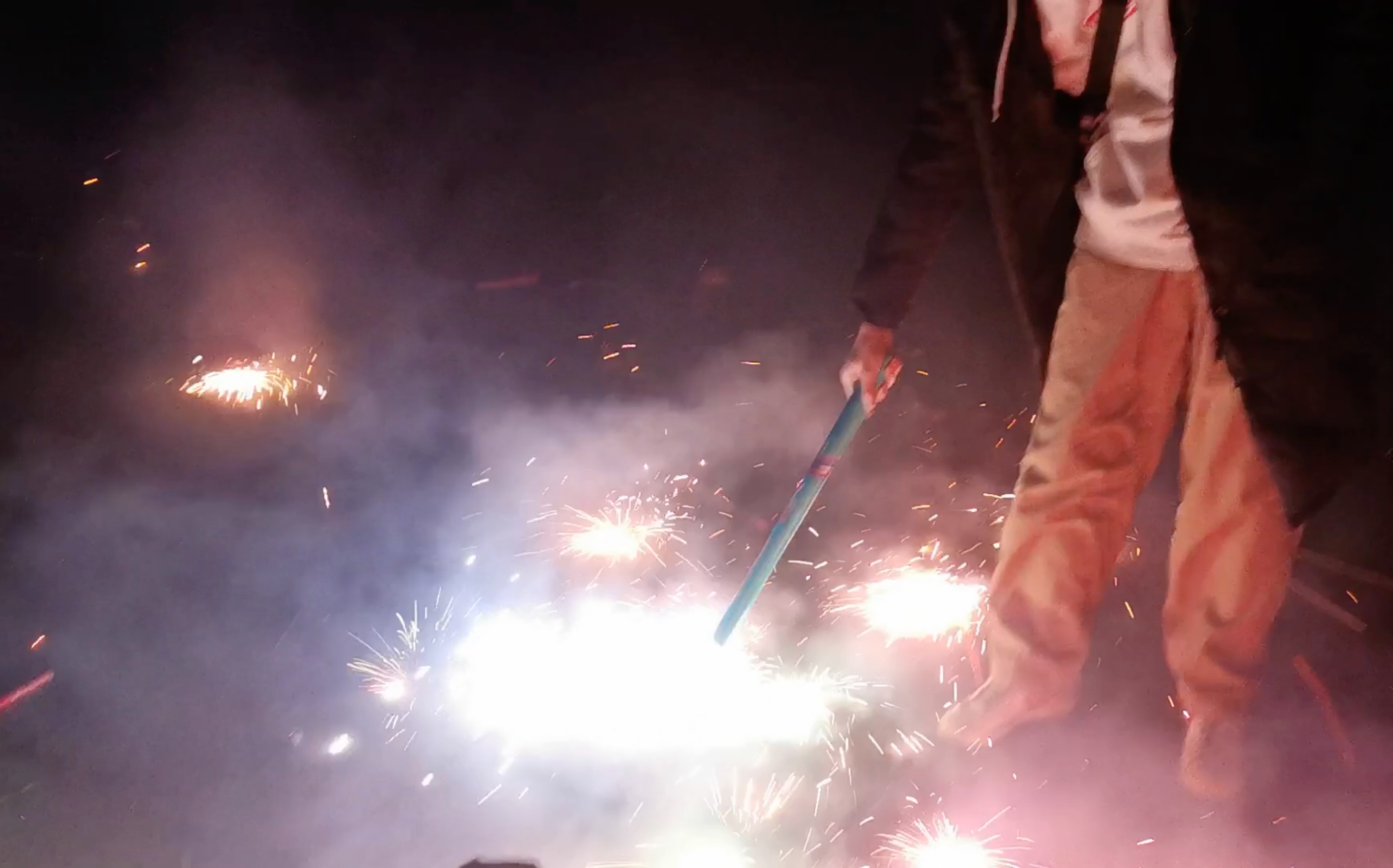 嘿嘿过年放个吉利的烟花 烟花烟花遍地开花!