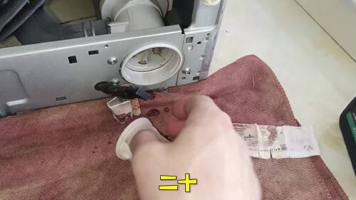 震惊!洗衣机排污口竟藏41.5元?开盲盒式清洗全程高能!