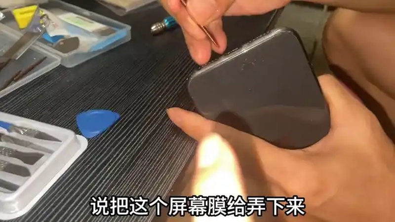 小伙的苹果手机掉水里了,手机店说修好要360元,自己拆开看看