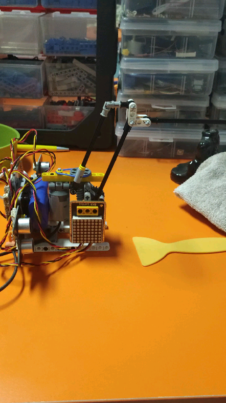 用arduino和乐高做的。自动道闸。功