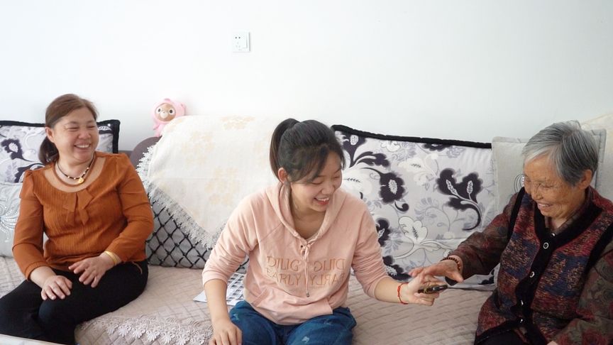 外婆每月话费要50,孙媳给她办了张2元一月的卡,通话流量随便用