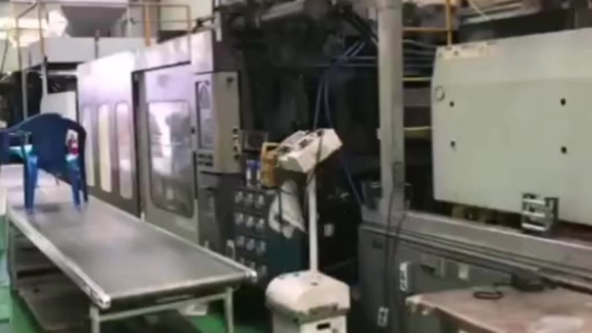 注塑模具设计:制造塑料椅子,核心设备是注射成型机和注塑模具