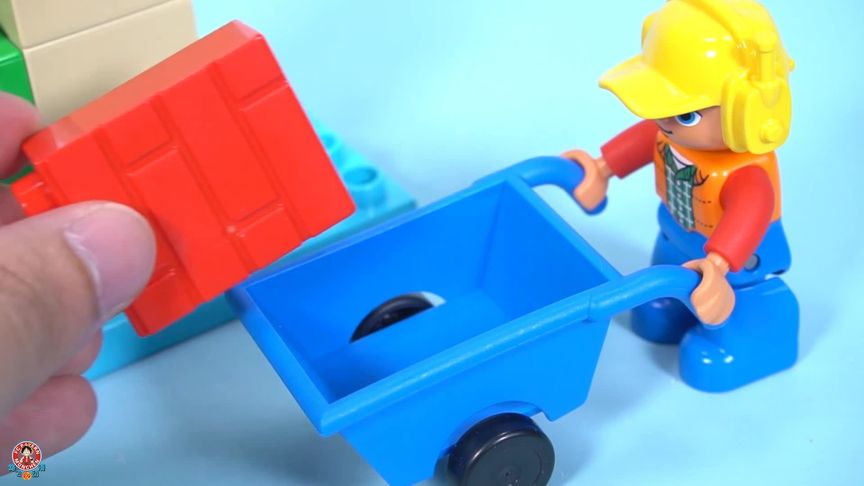 工人推着手推车运走了砖块