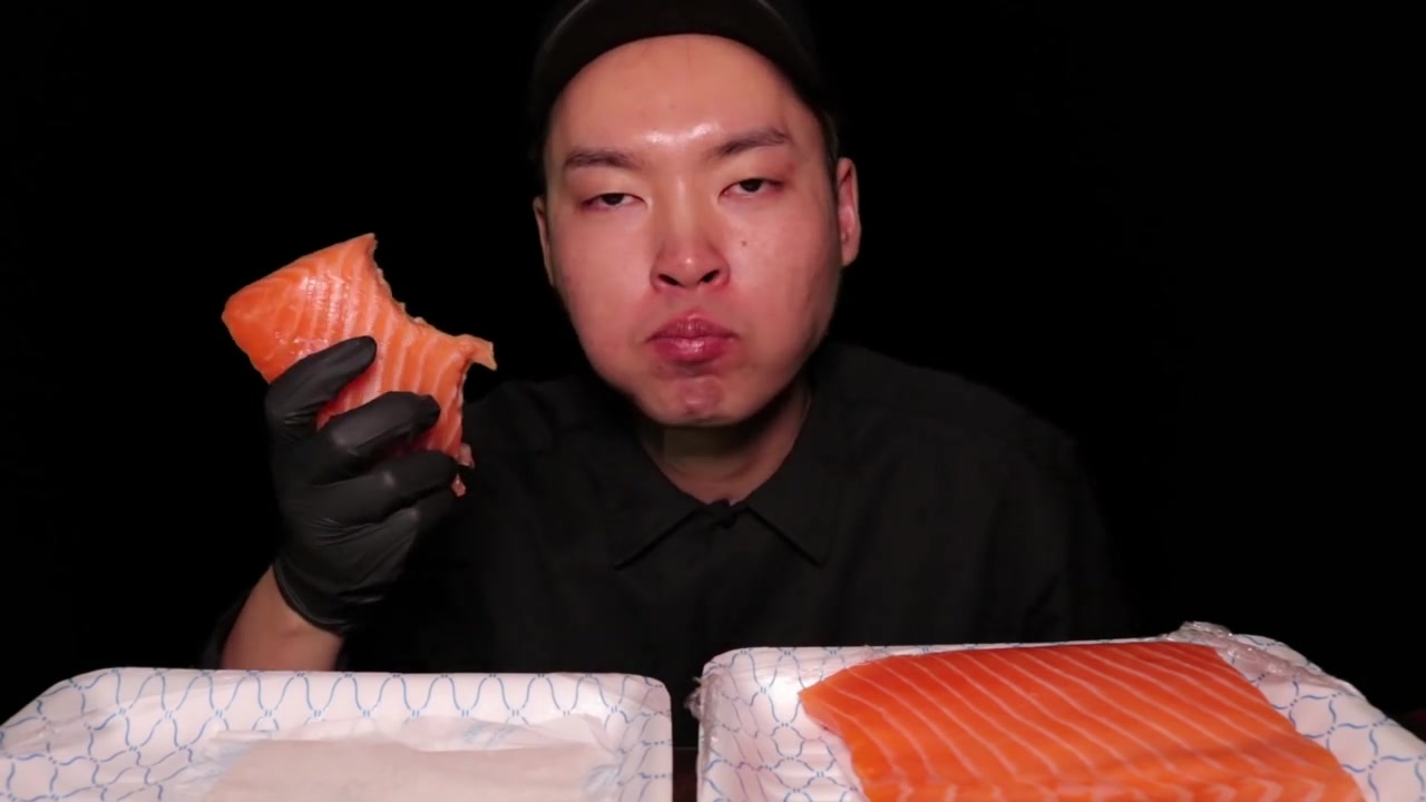 硬核美食:欲望三文鱼 真的是小清新吃法呢!有滚床单的感觉?