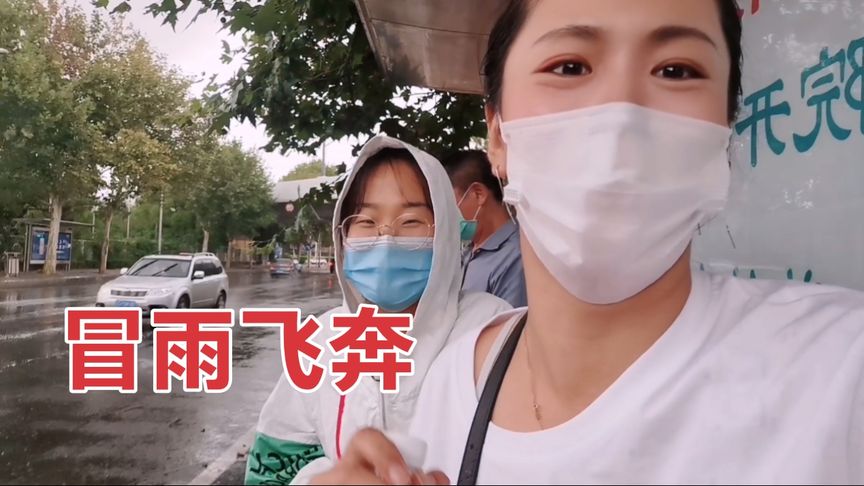 大连突降大雨,俩美女逛街没带伞,顶着大雨飞奔浇成落汤鸡!