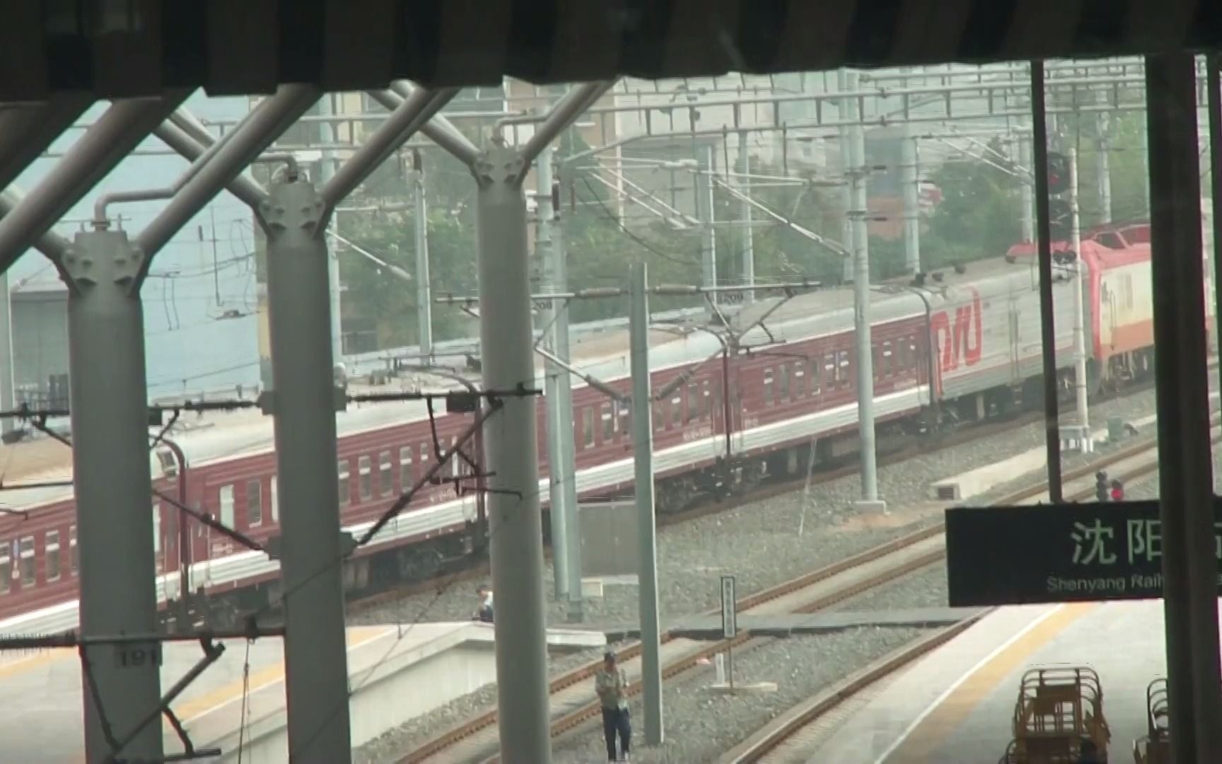 2012年9月,SS9型电力机车牵引K19次(北京-莫斯科)旅客列车驶出沈阳站