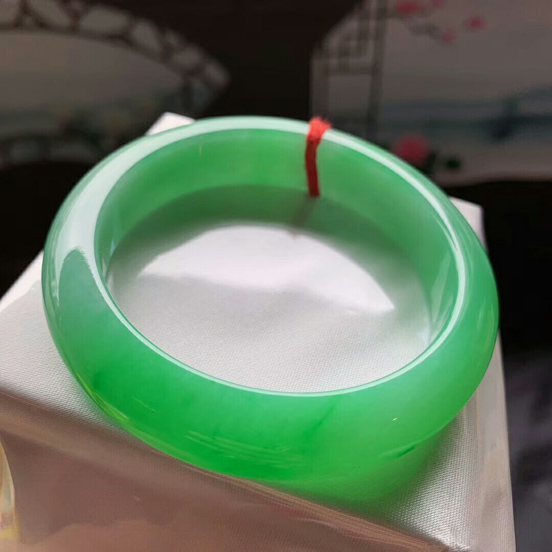 翡翠手镯如何保养?佩戴翡翠手镯需要注意什么?
