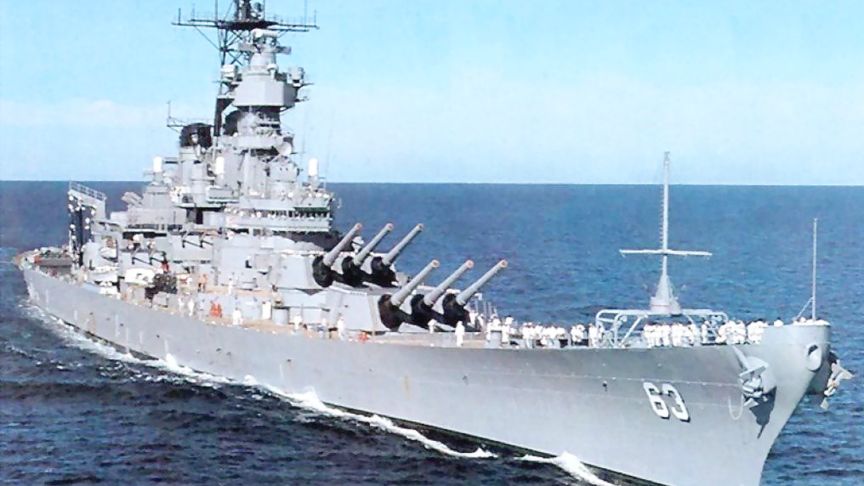 美军45000吨排水量的密苏里号战列舰海上漂移暴打敌手