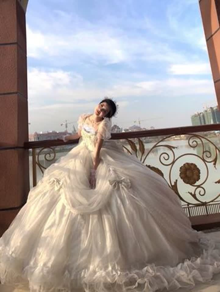 穿婚纱真的好累,但是我想以最漂亮的样子嫁给你#婚纱 #泰勒公式星辰...