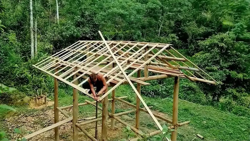 纯手工制作绞盘系统并搭建支撑框架,独自完成木屋的主体结构
