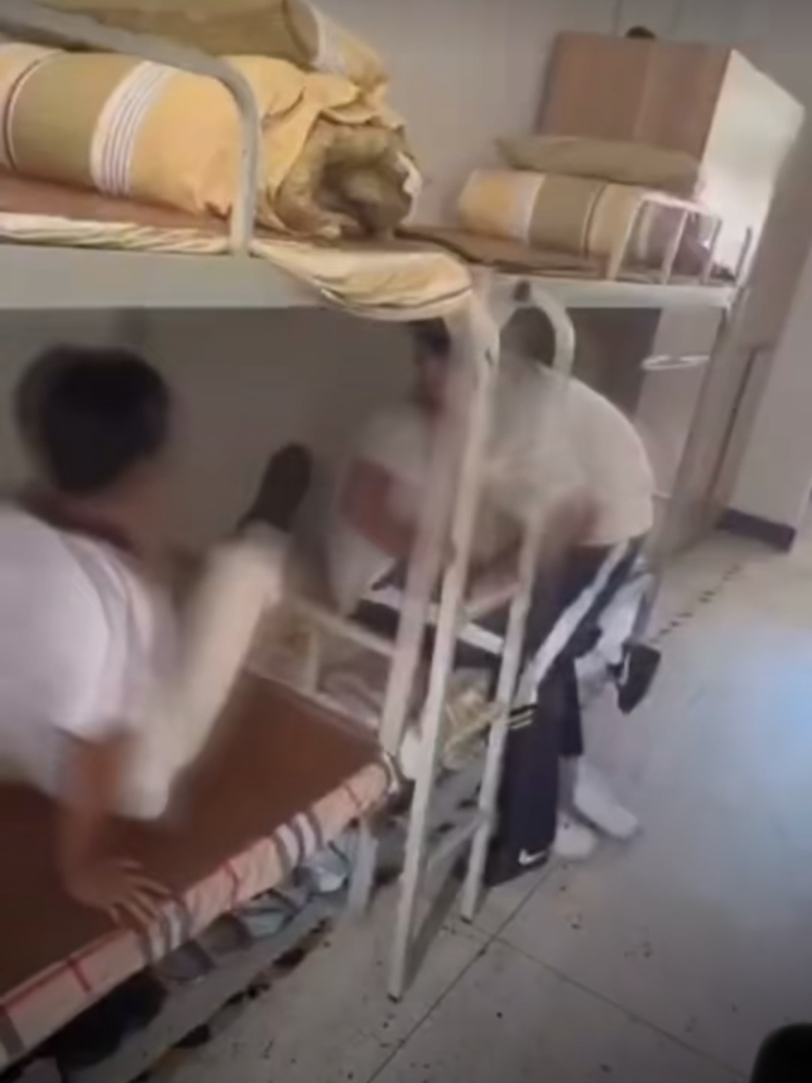 温州一技校宿舍内男生被多人拳打脚踢不敢反抗,学校:看到视频也很...