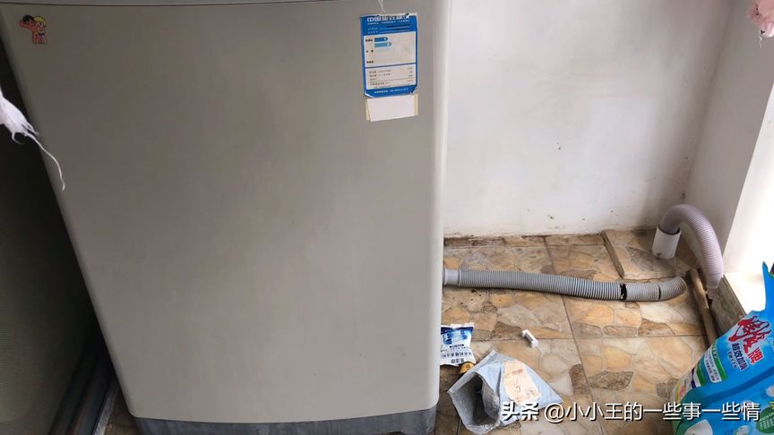 洗衣机排水管老化开裂漏水,没想到自己只花了不到半个钟就换好了