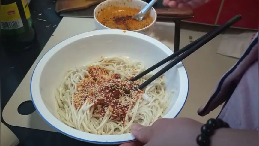 烨子做凉拌金针菇简单易学,放上辣椒油,吃的真过瘾
