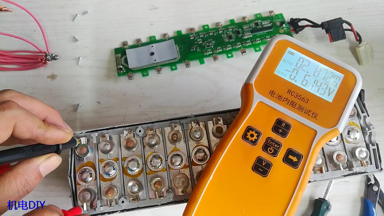 拆了一组旧的电动车锂电池!一测内阻差别很大!估计又赔了
