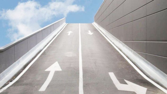 手动挡,陡坡起步不熄火的技巧