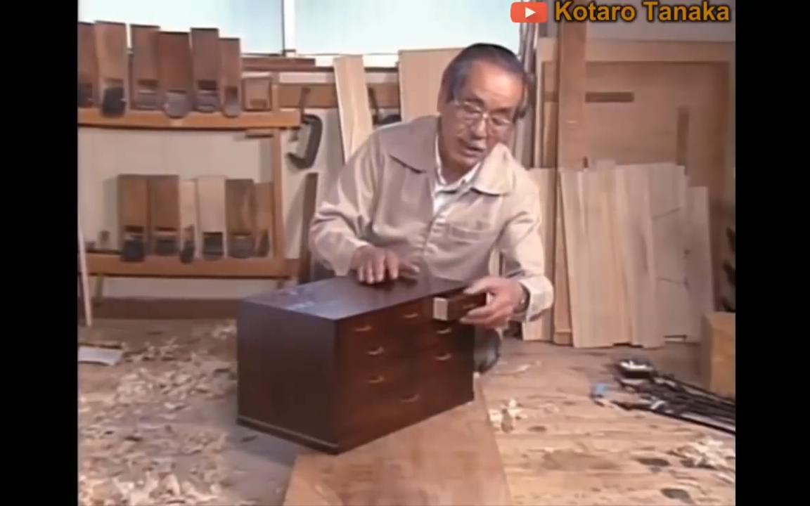 ...日本木匠运用十种榫卯结构纯手工制作一个小柜子的全过程(家具制作)