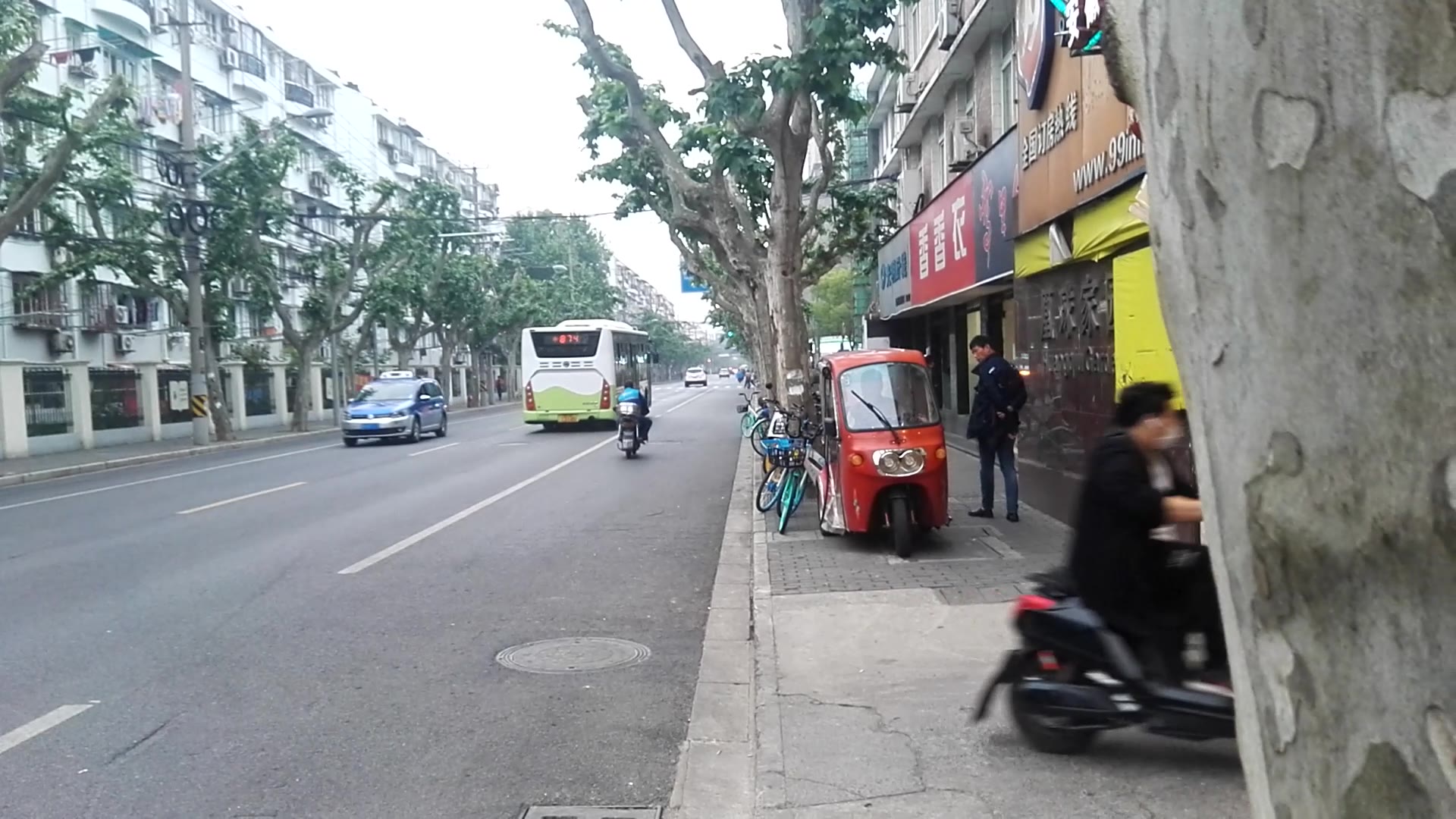 (巴士一公司)上海874路公交车运行(三门路安汾路往枣庄路张杨路方向)...