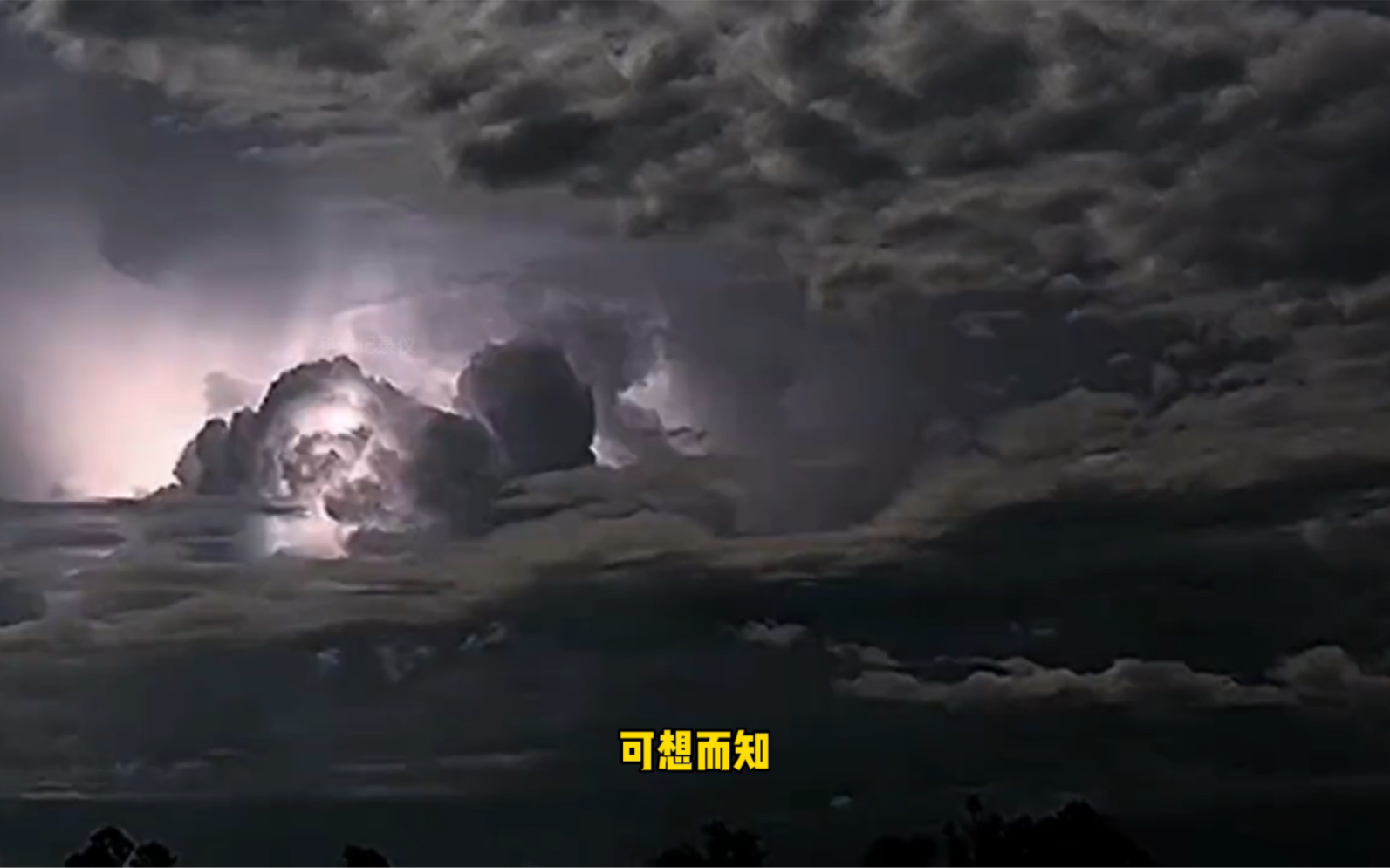 美国发现不明飞行物在空中悬浮瞬间消失,场面相当震撼