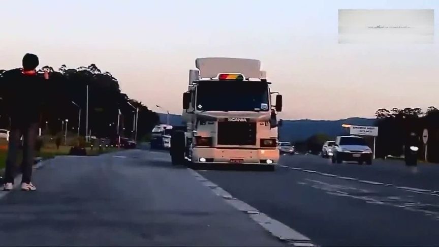 重型货车都是怎么过减速带的,10秒钟后才知道底盘的高低有多重要