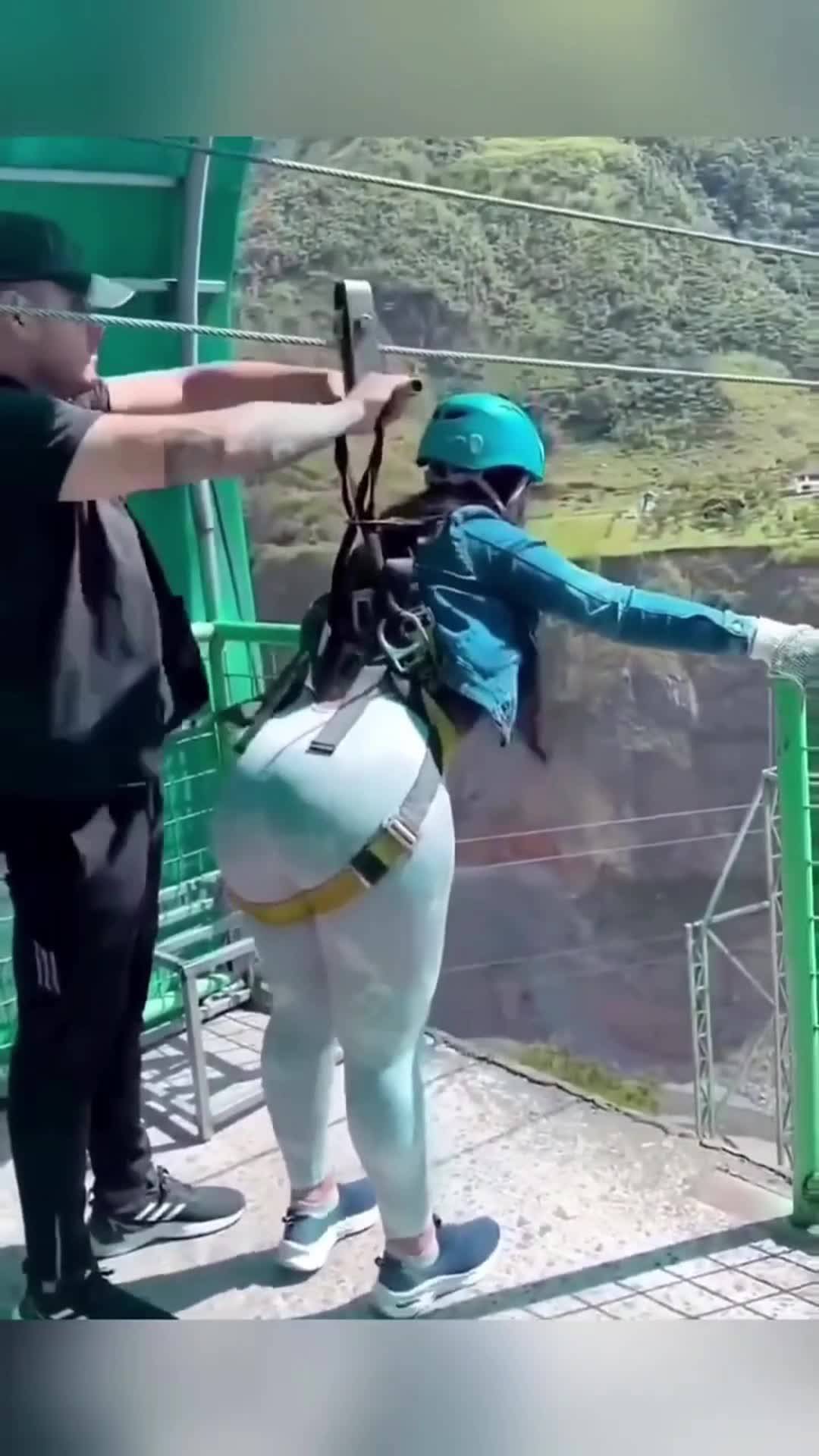 虽然安全绳不好捆,既然来了就得玩尽兴!
