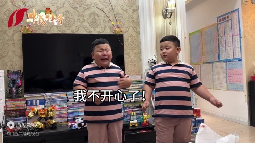 妈妈给双胞胎兄弟立下新学期规矩,一个如临大敌、一个心如止水