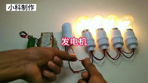 小伙太聪明了利用变压器的增压来提高电池的伏度
