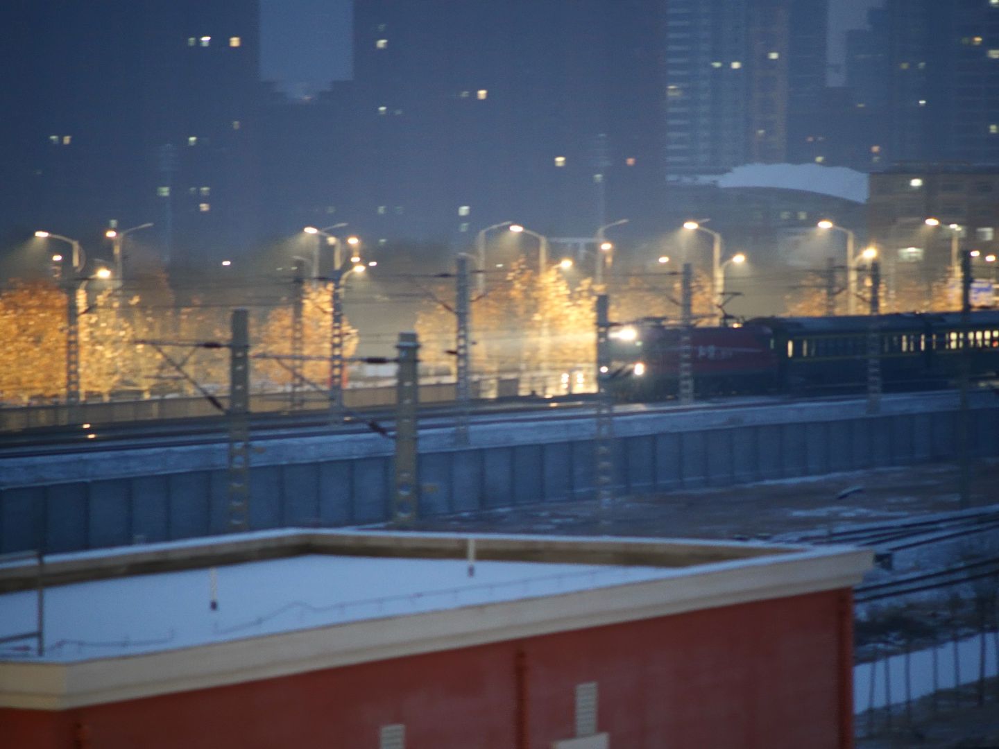 D96次列车驶出邢台站(手有点抖