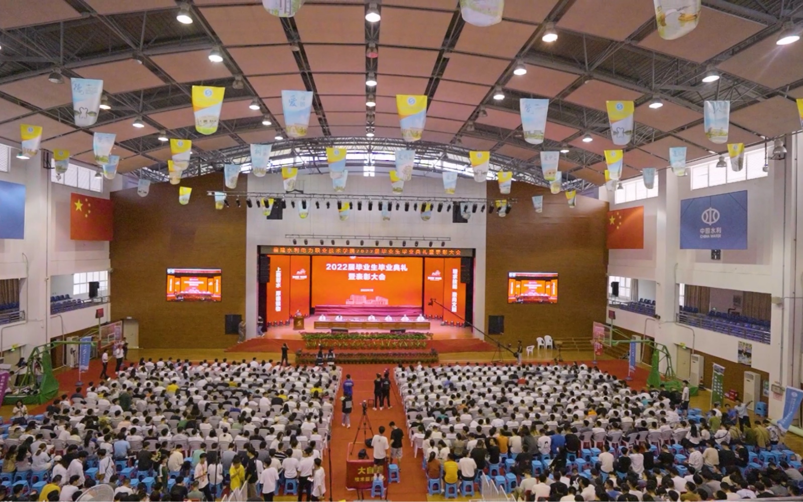 视频来了!学院隆重举行2022届毕业生毕业典礼暨表彰大会!