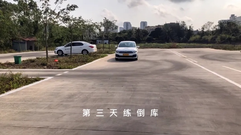 手动挡倒车入库小白练三天车后,终于勉强能进库,离考试又进一步