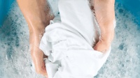 白衣服变成了黄色? 这样轻松洗白