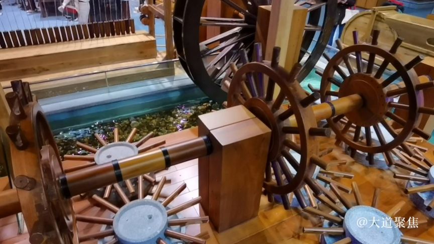 中国数字科技馆:利用水流冲击带动水轮转动的灌溉机械水转筒车