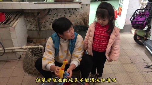 妈妈带娃日常,妈妈教导熊孩子了解一下日常用电安全小常识