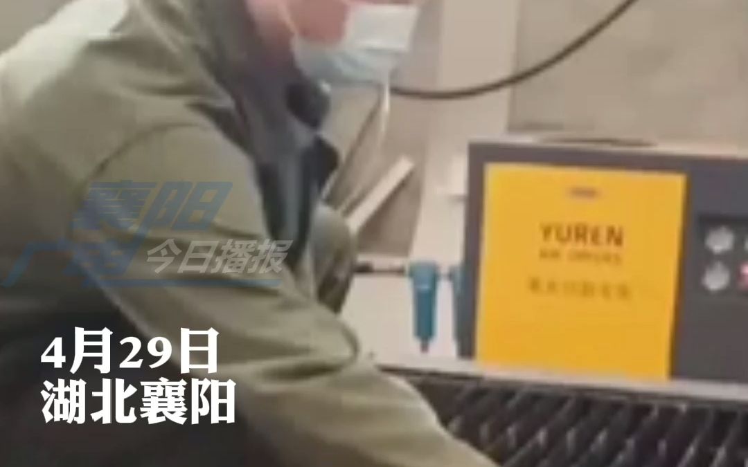 【老师提前收集学生家长工作时的视频,上课时播放让学生泪目:"你们的...