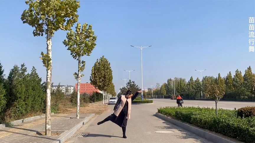 一段简单的古典舞,女老师室外独舞,看几天都看不够