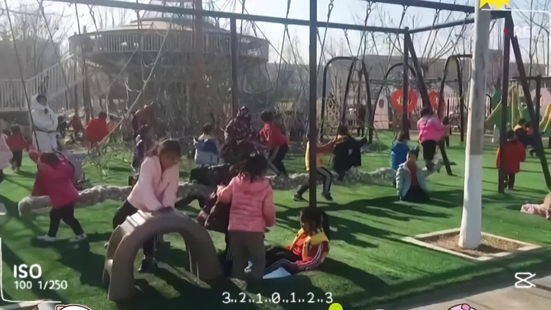 自主游戏开心童年 幼儿园户外游戏 幼儿园传统游戏 小助手