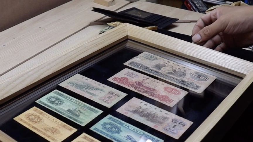 小伙子用实木打架相框,保存老宝贝