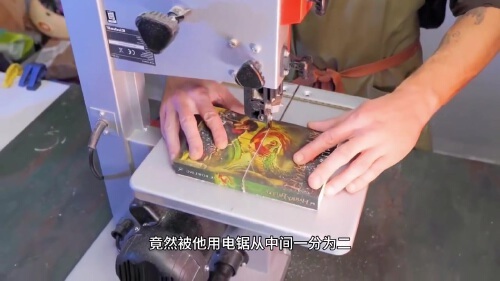 小伙将书本切割成两半,居然只是为了制作出一个独特的手机壳