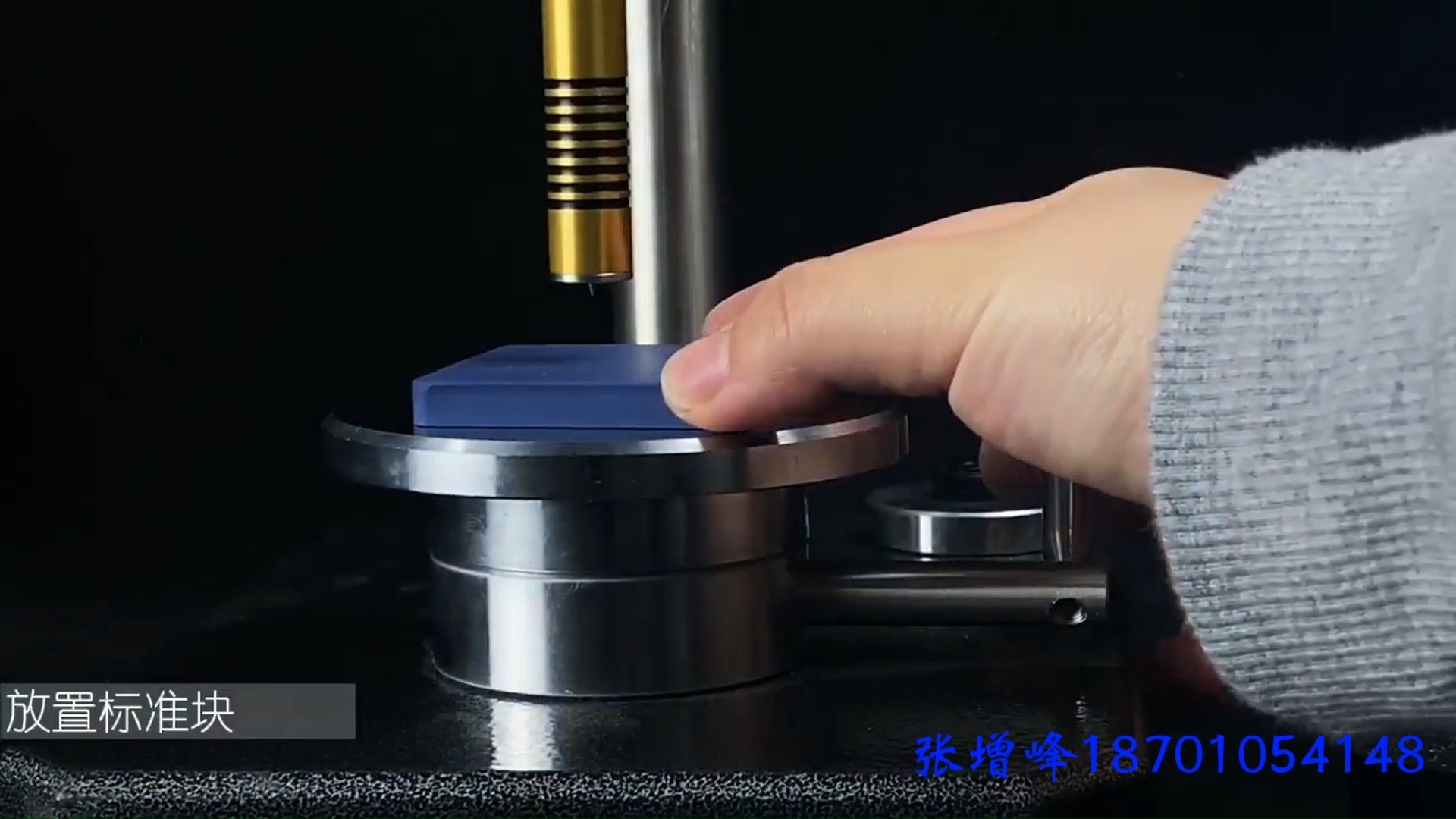 邵氏硬度计搭配手动测量支架操作过程