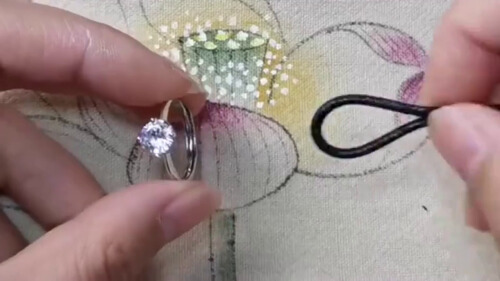 小姐姐把戒指编织成吊坠,外观看起来很时尚!