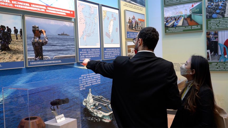 外媒记者看"奋进新时代"主题成就展:看到中国真正发生的一切