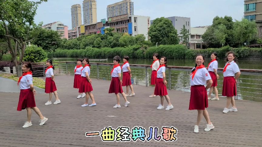 一曲经典儿歌《让我们荡起双桨》让姐妹们重拾童年的记忆!
