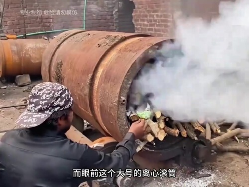 为了能用上便宜实惠的大号无缝钢管,巴基斯坦小作坊就自己制造