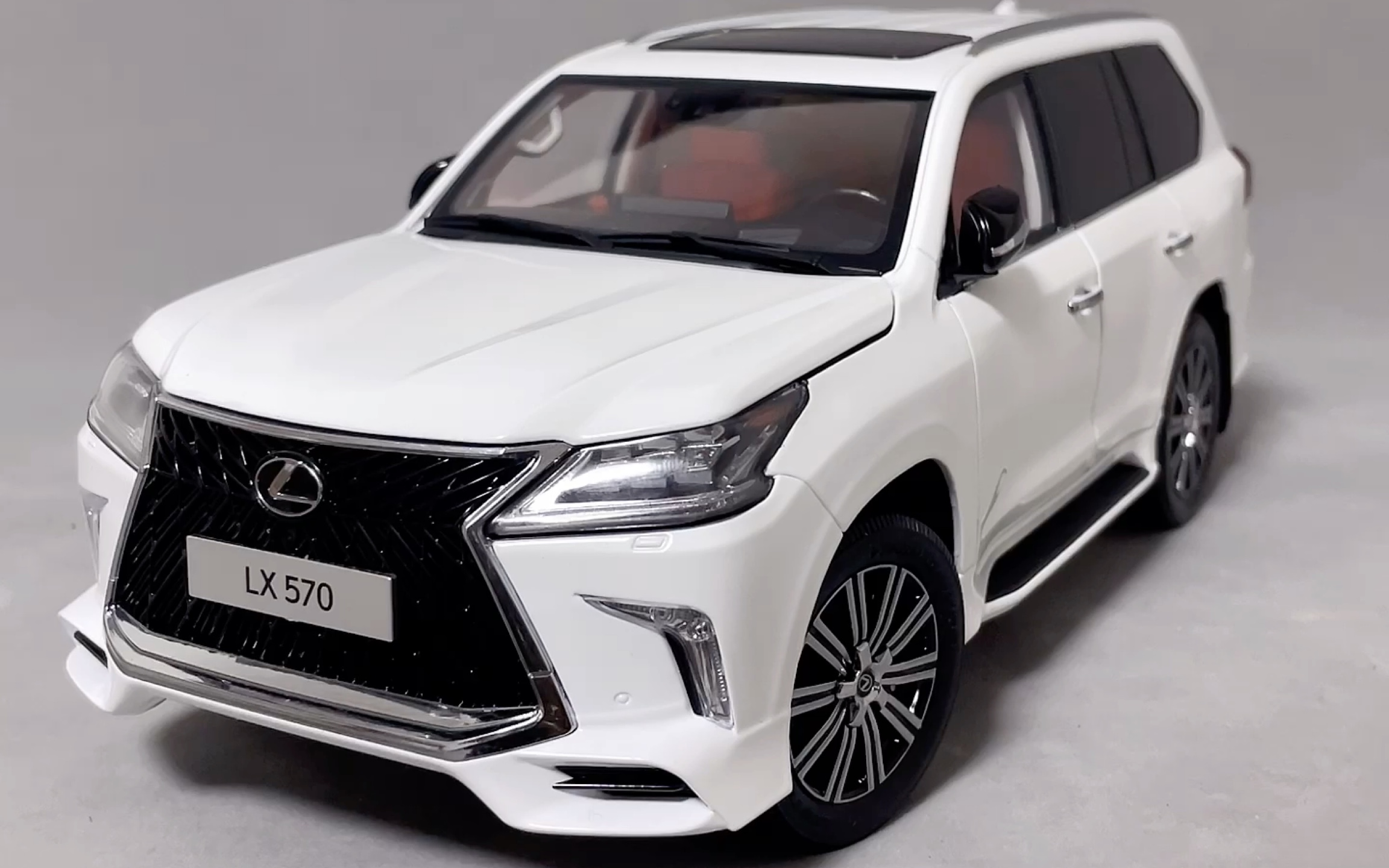 LCD你玩的真的啊 1/18雷克萨斯LX570 豪华SUV 合金全开车模简评