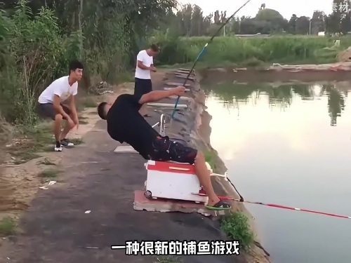 当代网友正在玩一种很新的捕鱼游戏!