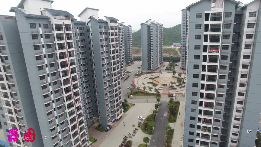 航拍广西小县城安置房,一万元一套,隔壁小区4800元一平