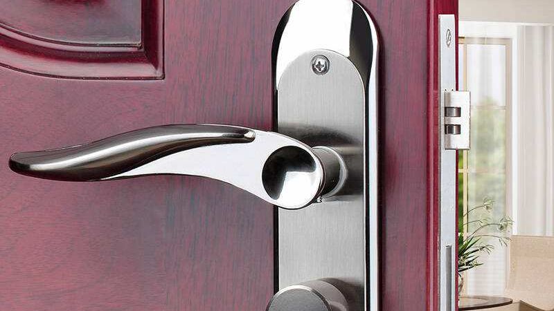 门锁坏了找开锁师傅来费用高，学会这招，自己在家5分钟换新锁