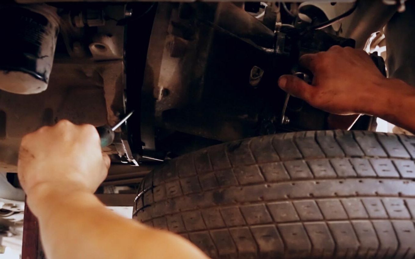 踩离合时有异响,拆开变速箱来找原因,发现是这个零件散架了