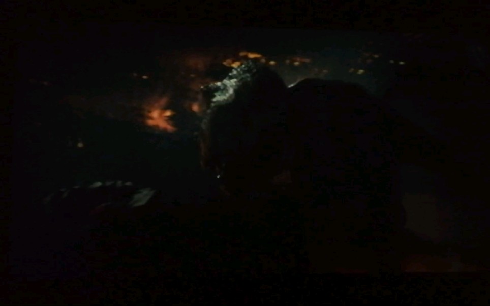 《侏罗纪世界3》——高能片段:霸王龙和镰刀龙大战南方巨兽龙(影院...