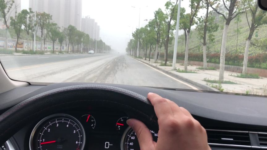 手动挡汽车“高速行驶”,如何停车操作,驾校的技术都白学了!